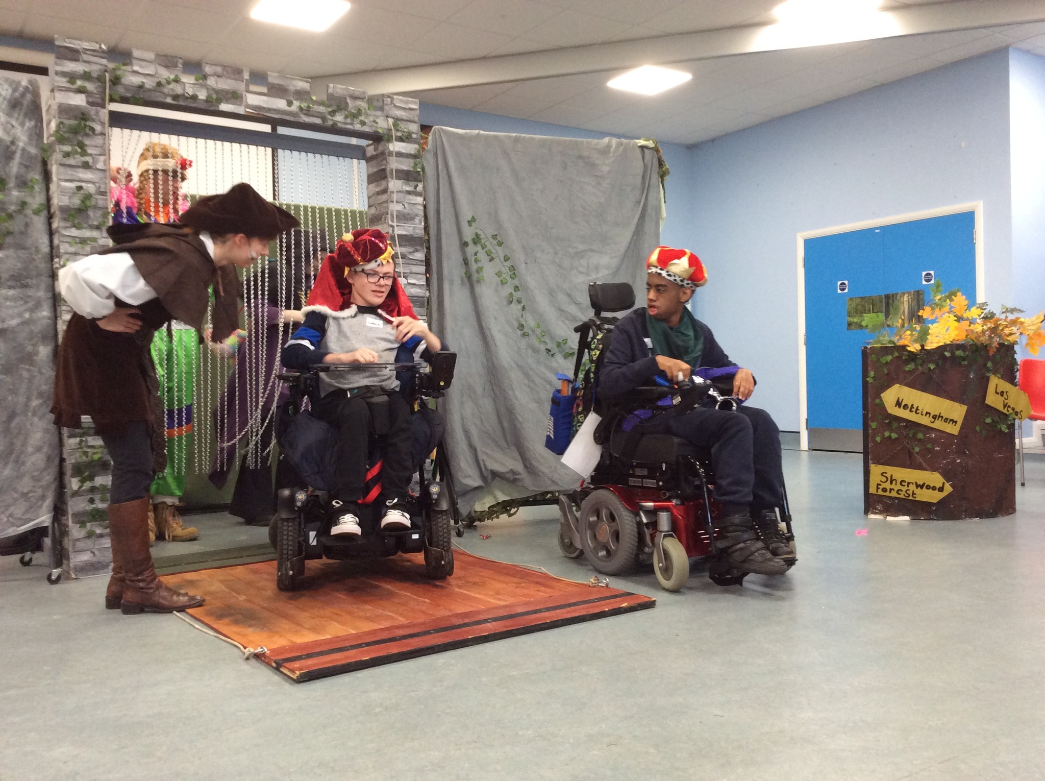 Christmas Panto for Schools - Head2Head Sensory Theatre